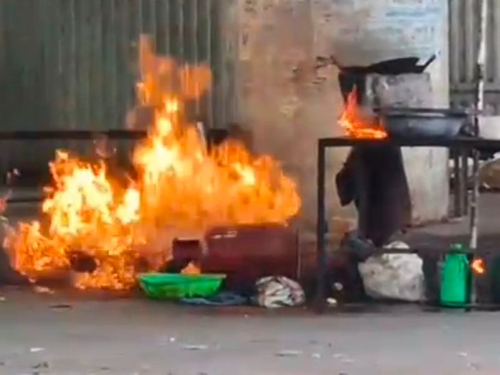 Kaushambi Fast Food Shop Fire | Fire Brigade Controls Blaze Under Bridge