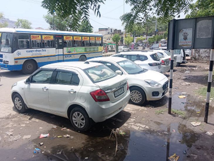 Arbitrary parking from Balaji Temple to City Police Station