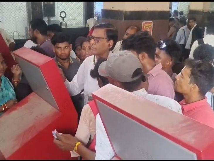 Satna Station ATVM Chaos | Passengers Face Trouble Amid Facilitator ...
