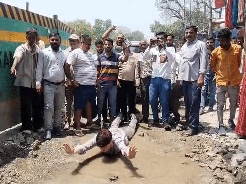 Kanpur Ex-Councillor Protest Metro | Mud Bath Road Demand