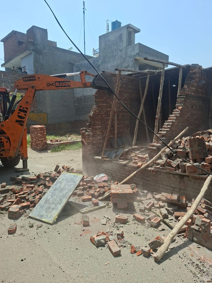 The corporation demolished illegal constructions including 3 shops.