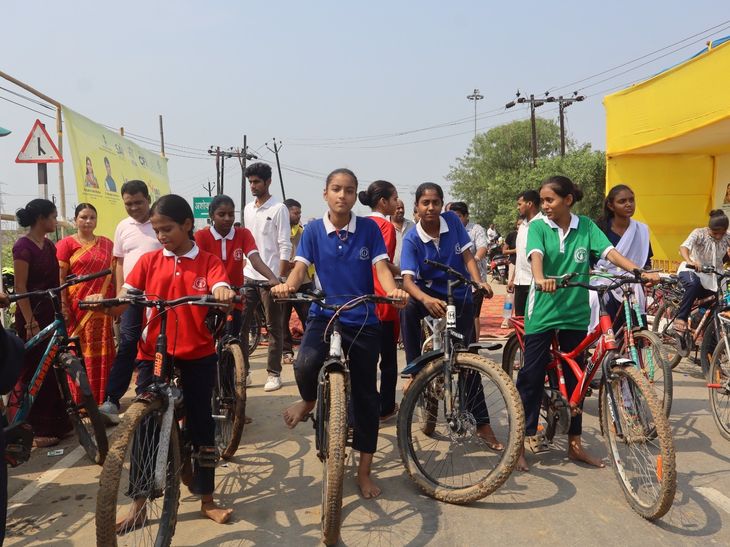 Lakisarai 125 Girls Take Part in Cycle Race | Medals Awarded ...