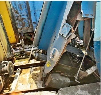 80 passengers have a narrow escape as the train floor collapses onto ...