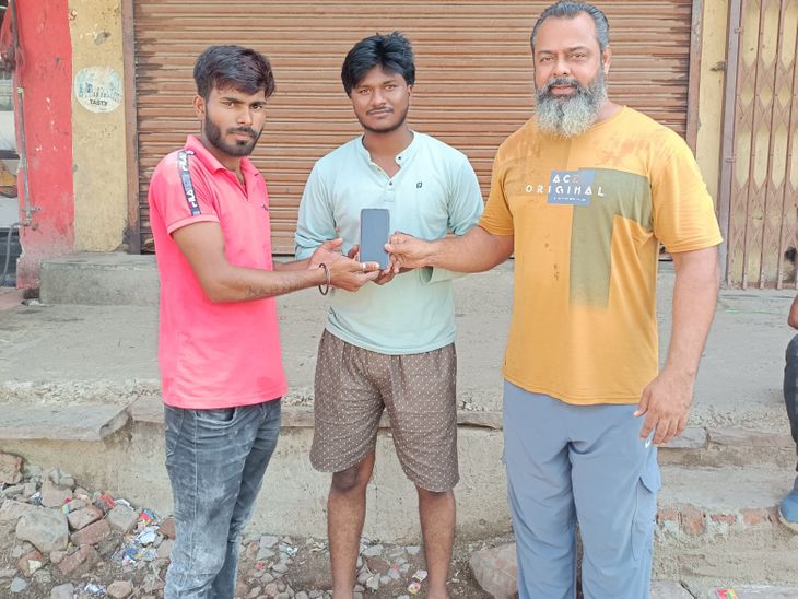 Charbhuja: Kailash Nayak Returns ₹25k Smartphone | Honesty Example