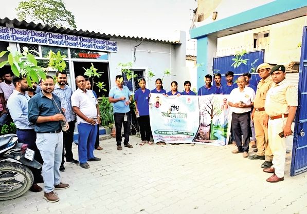Plant distribution among students on World Environment Day