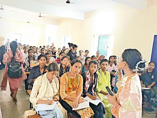 Art training given to girl students in Sister Nivedita Personality ...