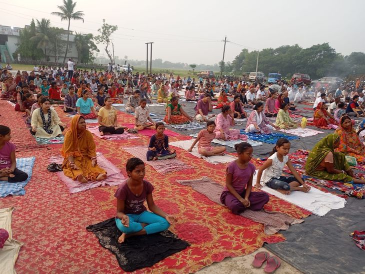 People reached the free yoga cum medical camp at Prasando High School