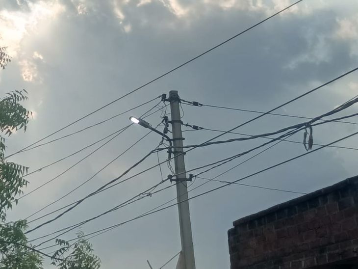 Sandi Nagar Palika Street Lights On Day | Electricity Waste Exposed