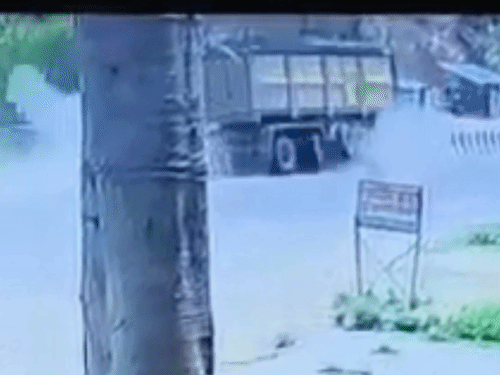 Chitrakoot Truck Overturns on Lalapur River Bridge; Bolero Escapes Accident
