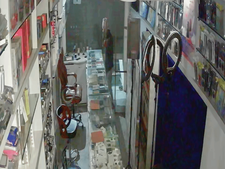 Indore Mobile Shop Theft: Lakhon Ka Phone, Accessories Stolen; Police ...