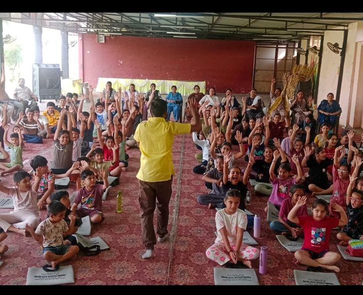 Children are learning sanskar in Sindhi Bal Sanskar Camp