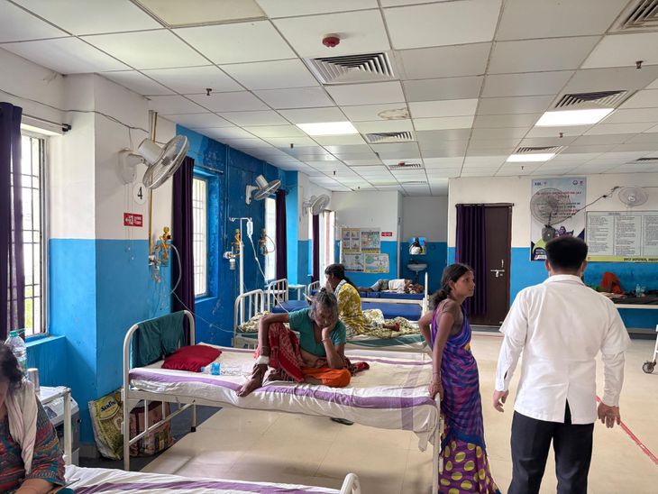 Treatment amidst dead bodies: Dead body of a youth rotted on the bed in ...