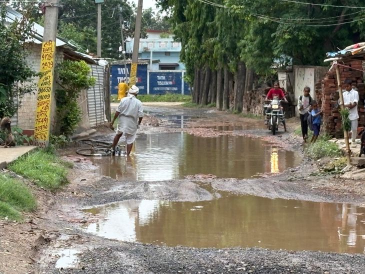 Bakri Village Waterlogging Affects Life | Residents Demand Solution