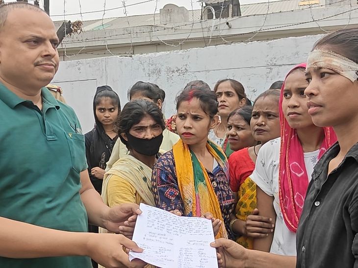 Aung Factory Workers Protest Wage Hike, Demand 8-Hour Work; Company Assures