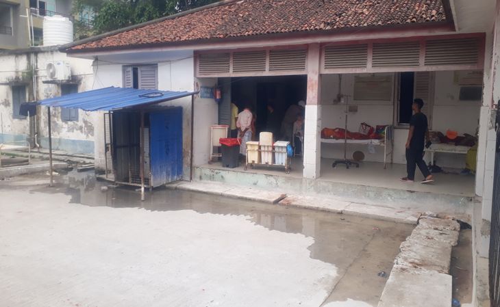 Patients are troubled by waterlogging near the emergency ward