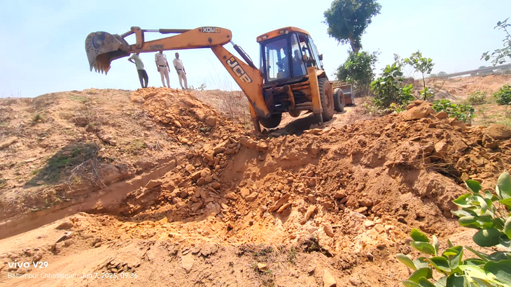 Action against illegal mining... two vehicles seized, excavation route ...