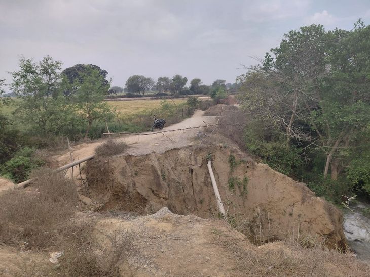 Jalaun Bridge Demand | Damaged Road Villauhan Gate Road Blocked