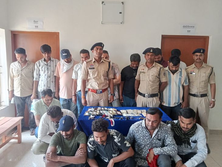 Durg Gambling Den Raid | Monkey Resort 15 Arrested Rs 4.34 Lakh Cash Seized