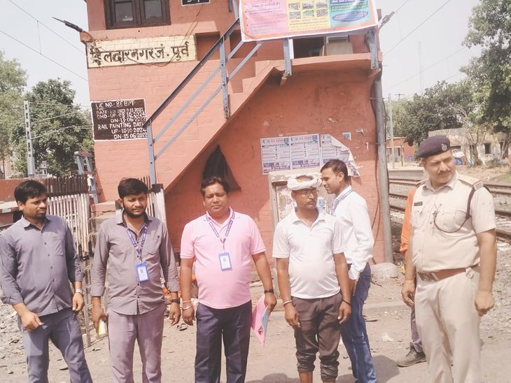 Dildarnagar Rail Level Crossing Day Awareness Rally | Posters Pamphlets ...