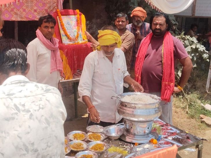 Domuha, Kamtaganj, Hanumanganj Jyeshth Mangal Events | Prasad Vitran