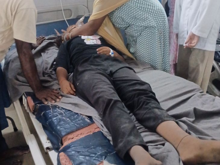 Kushinagar Girl Electrocuted Charging Mobile | Hospitalized