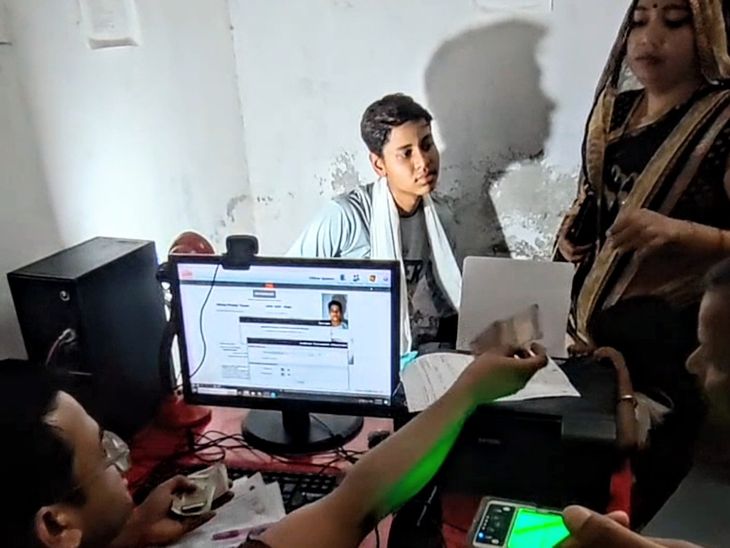 Parsa Post Office Aadhaar Update Fee Controversy | Viral Video