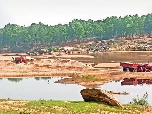 Illegal sand trade is being carried out in Balaghat through a secret ...