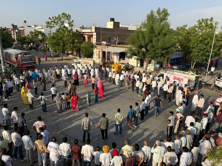 Congress protests youth's arrest, forms human chain outside police station