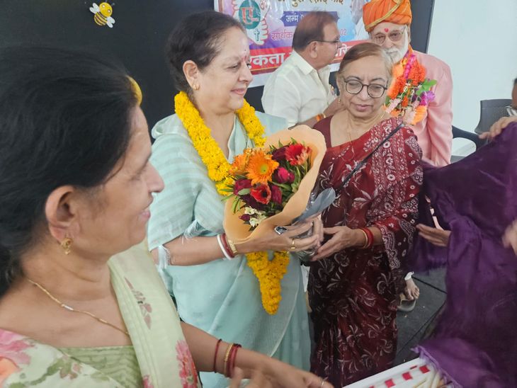 The Ekta Samiti honored Prof. Sharma by presenting him a memento.