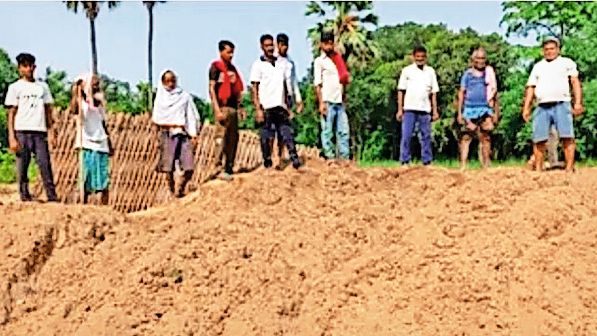 Due to the strong current, the embankment was damaged at several places ...
