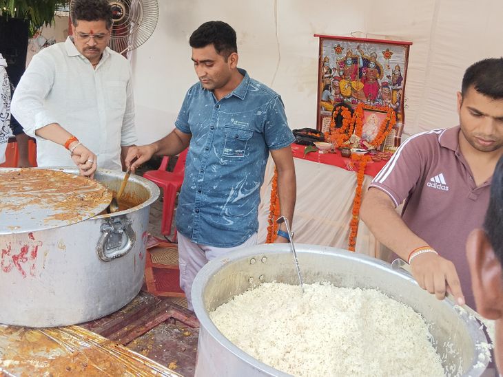 Khairabad Bada Mangal: Prasad Vitran & Bhajans | Devotees Celebrate