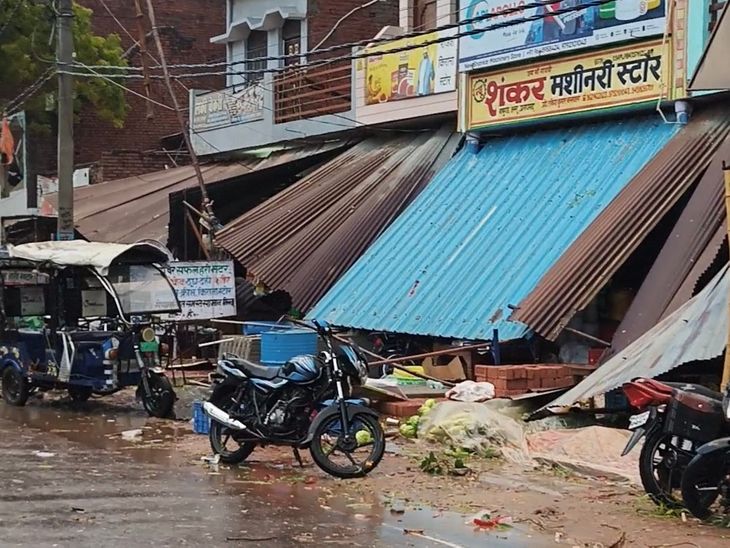 Pratapgarh Storm Damage | Villages Trees Tin Sheds Poles Fall