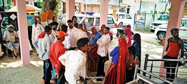 People gathered in the court premises on the appearance of a married woman