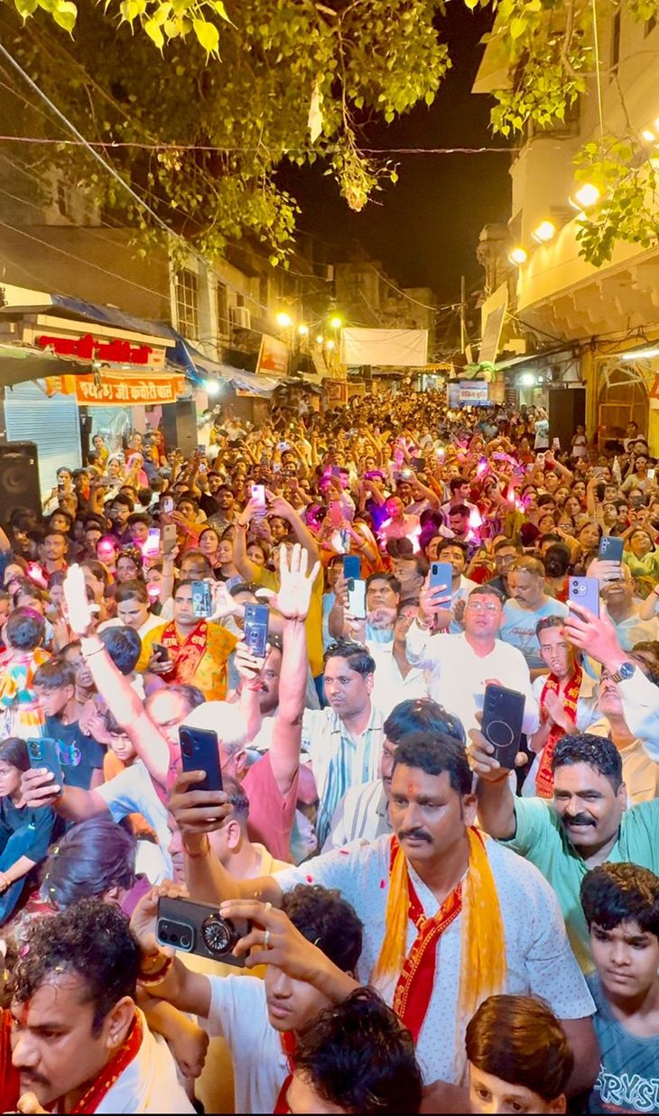 Bhajan Sandhya was organised outside Mathuradhishji Temple, devotees ...