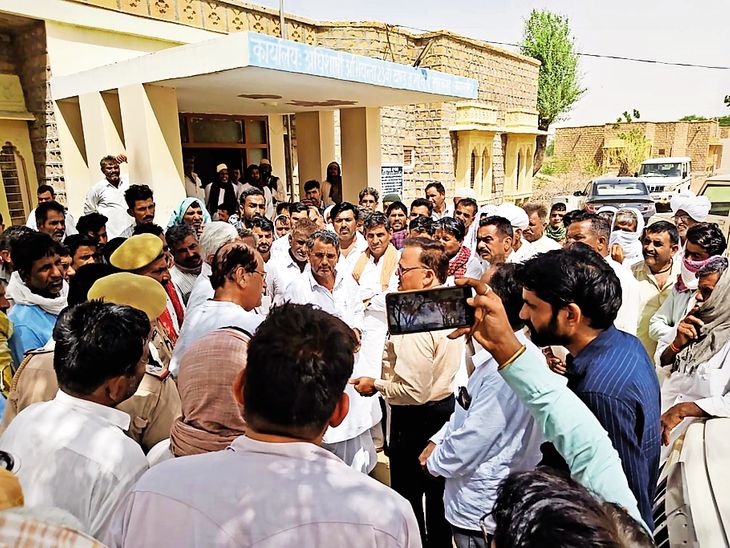 Farmers' anger erupted over water for Kharif crops, protest at XEN office