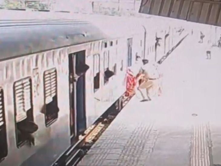 Siwan Daraundha Station: RPF Jawans Brave Act Saves Woman From Moving Train