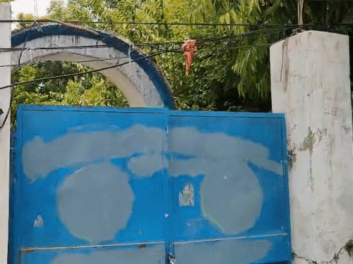 Lucknow School Lockout: Students Teachers Wait in Heat