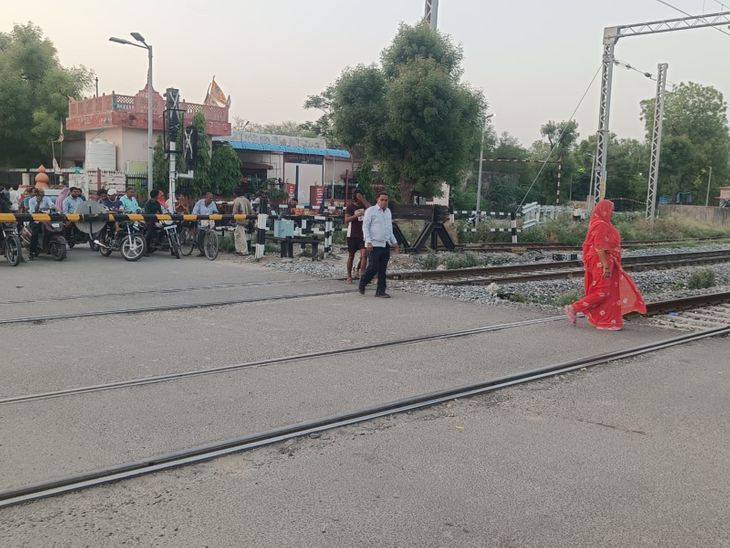Police explained the level crossing rules, but just hours later, people ...