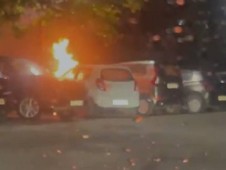 Noida Electric Pole Short Circuit Fire | Two Cars Burned