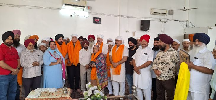 BJP workers offered prayers at Gurudwara Sahib on completion of 12 ...