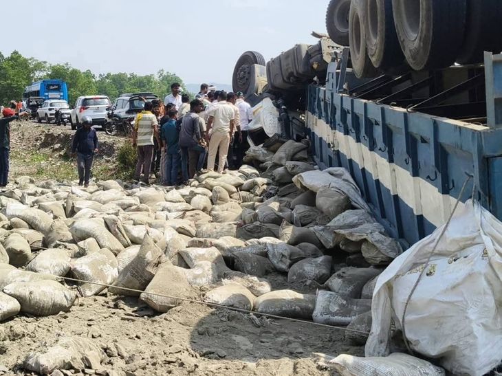 Singrauli Trailer Accident: Ultratech Cement Truck Overturns, Driver ...