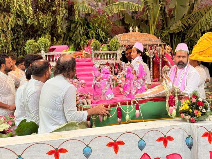 Shrinathji Haveli: Chandan Patti Mandali & Motimahals Yamuna Swaroop ...