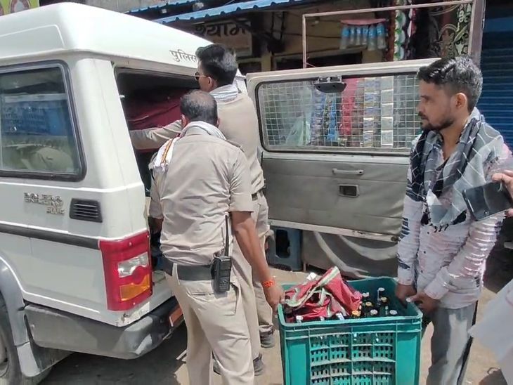 Mandla Police Seize Rs 45,000 Illegal English Liquor | Hotel Raid