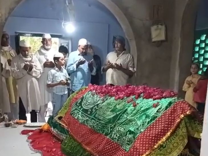 Maudaha Urs Celebrations: Quran Khwani, Chadar Poshi, Qawwalis Draw Crowds