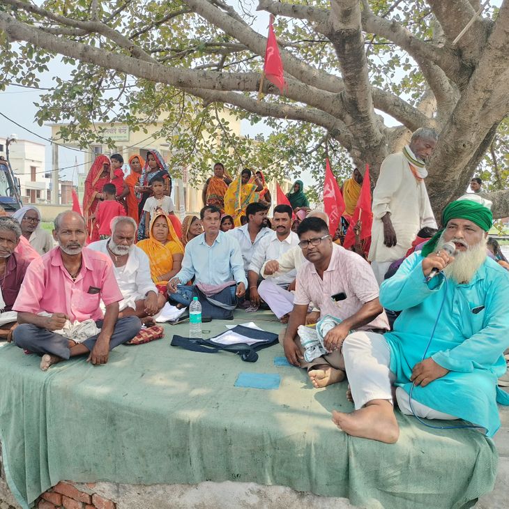 CPI(ML) leaders staged a sit-in protest demanding four points.
