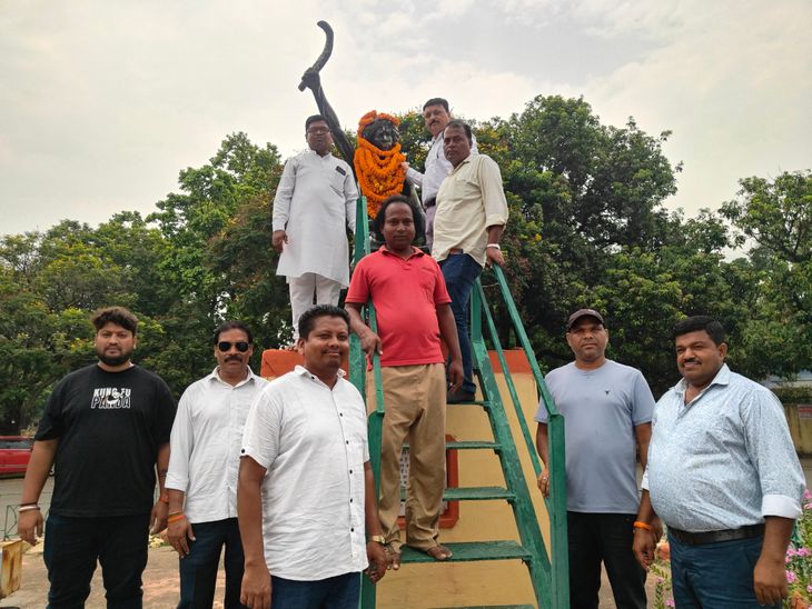 Took a pledge to follow the ideals of Lord Birsa Munda, paid tribute