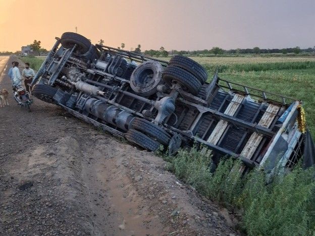 Mathura-Kasganj Road Accident | Truck Overturns, Driver Injured