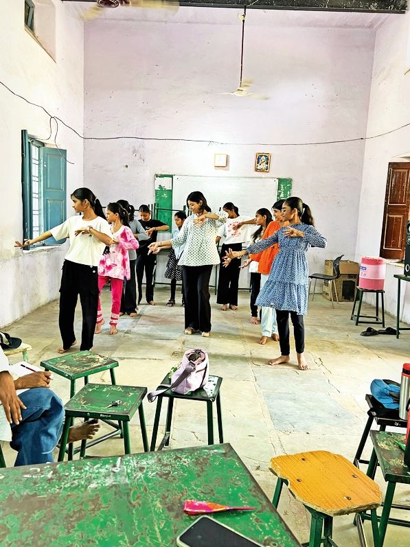 Students taking art skills training in 6 subjects