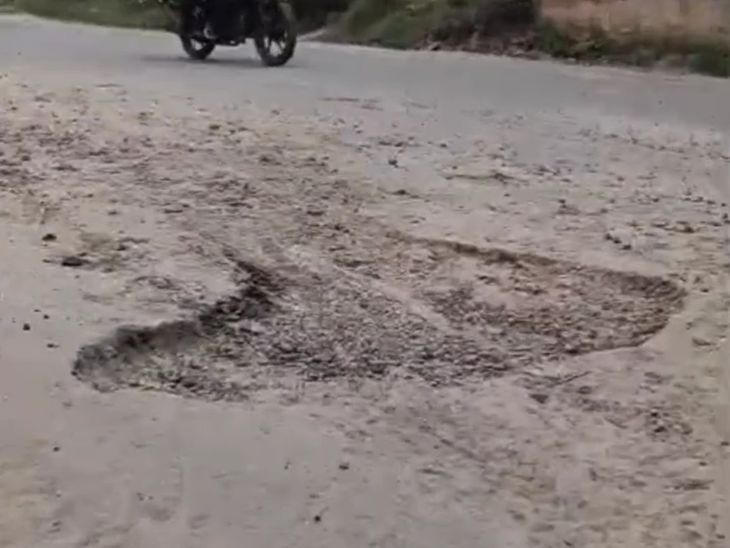 Prayagraj Urua-Meja Road Pit | Accident Risk High