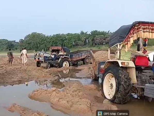 Lakhisarai Illegal Sand Seized | 5 Tractors, 2 Trailers Hauled; Drivers ...